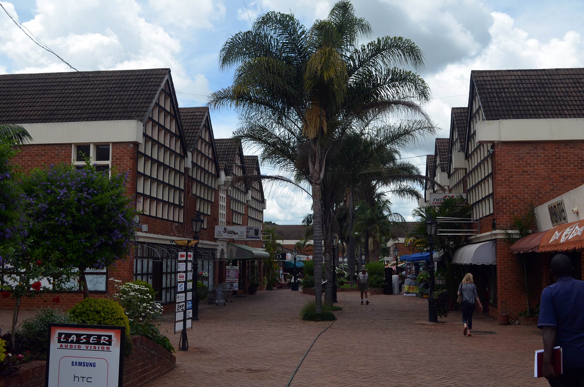 Passeando pelo Westgate Mall em Harare - Boa Viagem